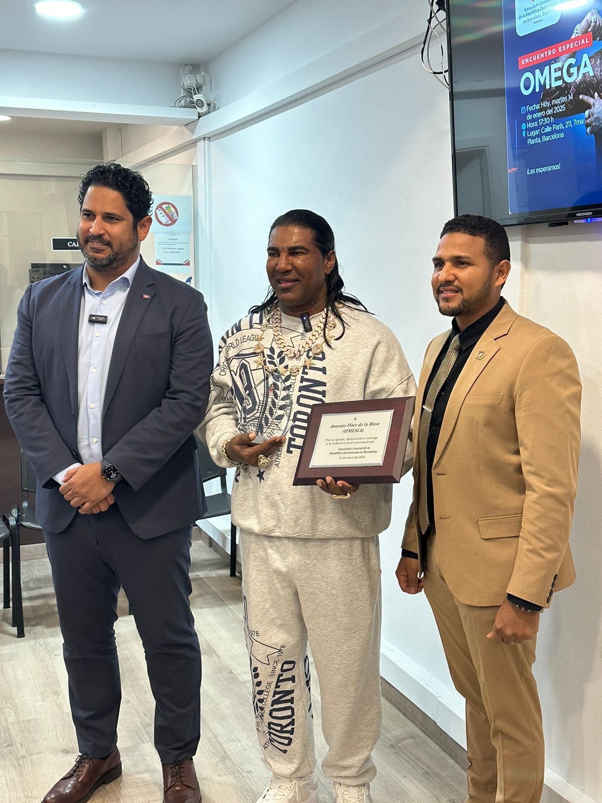 Omega recibe un reconocimiento en Barcelona por su aporte al merengue ...