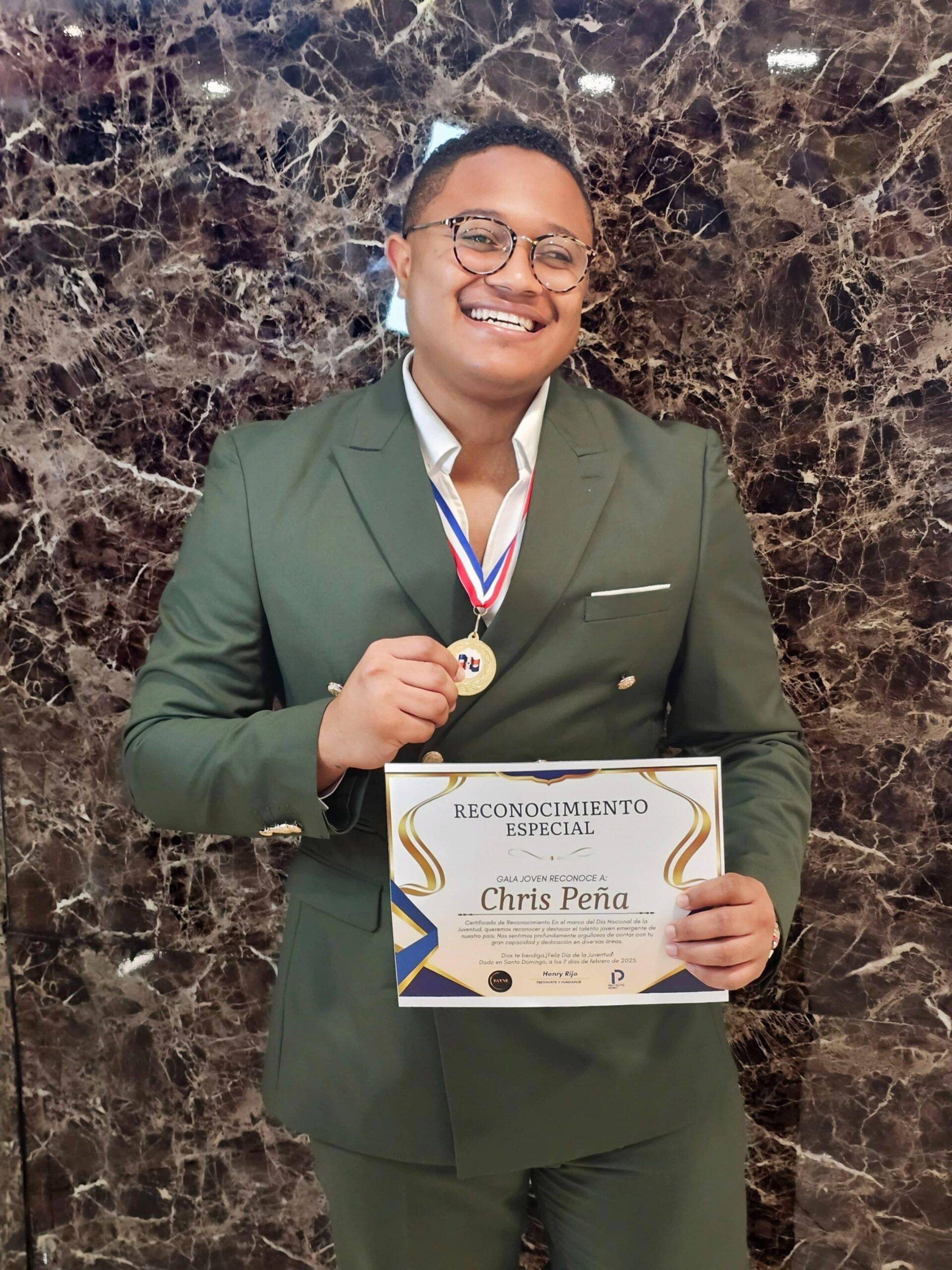 Comunicador Christopher Peña recibe reconocimiento como talento ...